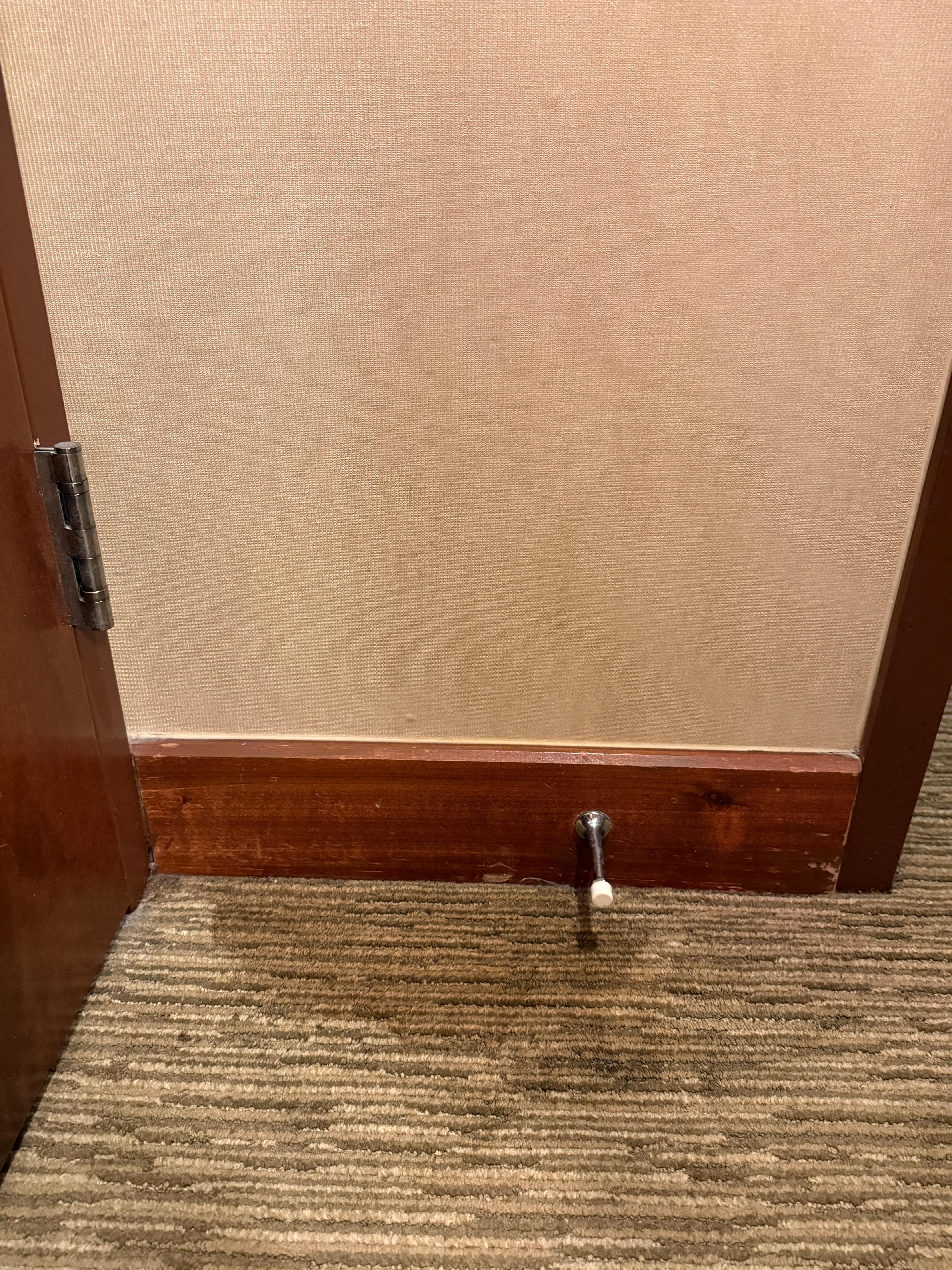 Dirty walls, dirty carpet.