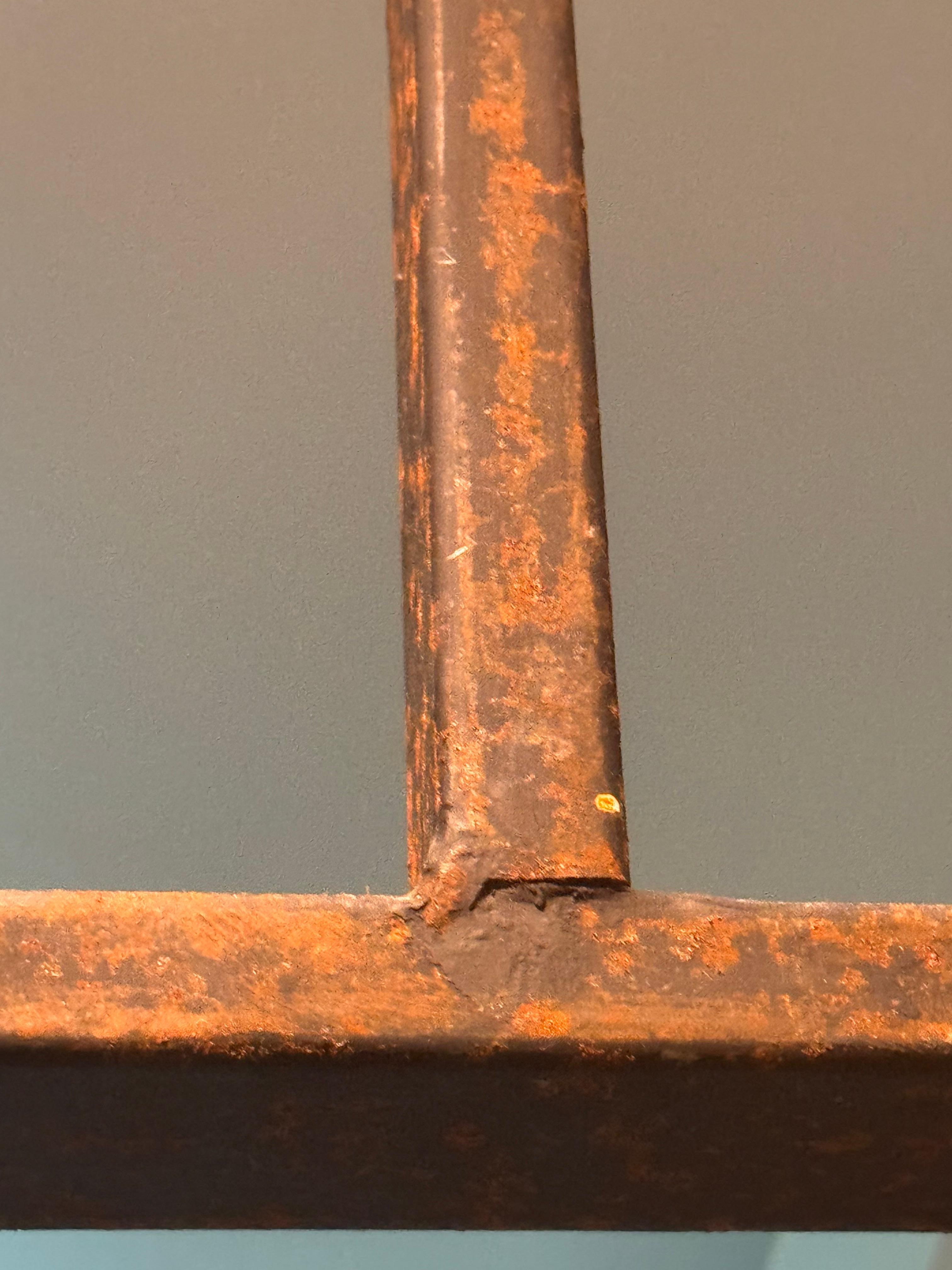 Espèce de séparation en acier rouillé entre le couloir d’entrée est la chambre 