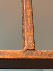 Espèce de séparation en acier rouillé entre le couloir d’entrée est la chambre