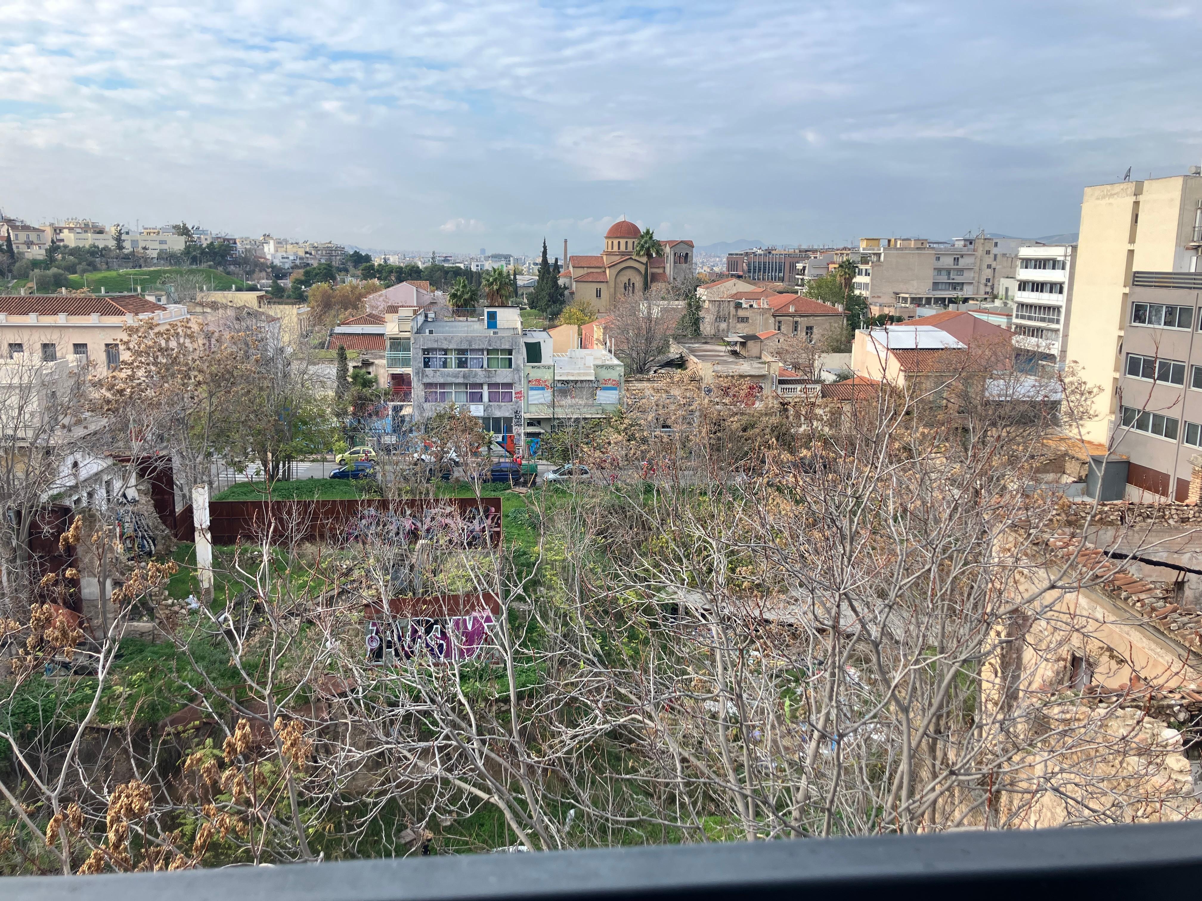 Utsikt från rummet mot staden och Akropolis.