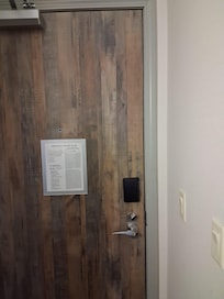 No security lock besides the one on the handle. A secondary lock makes for a more safe feeling stay.