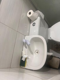 Banheiro pequeno e totalmente diferente das fotos no site