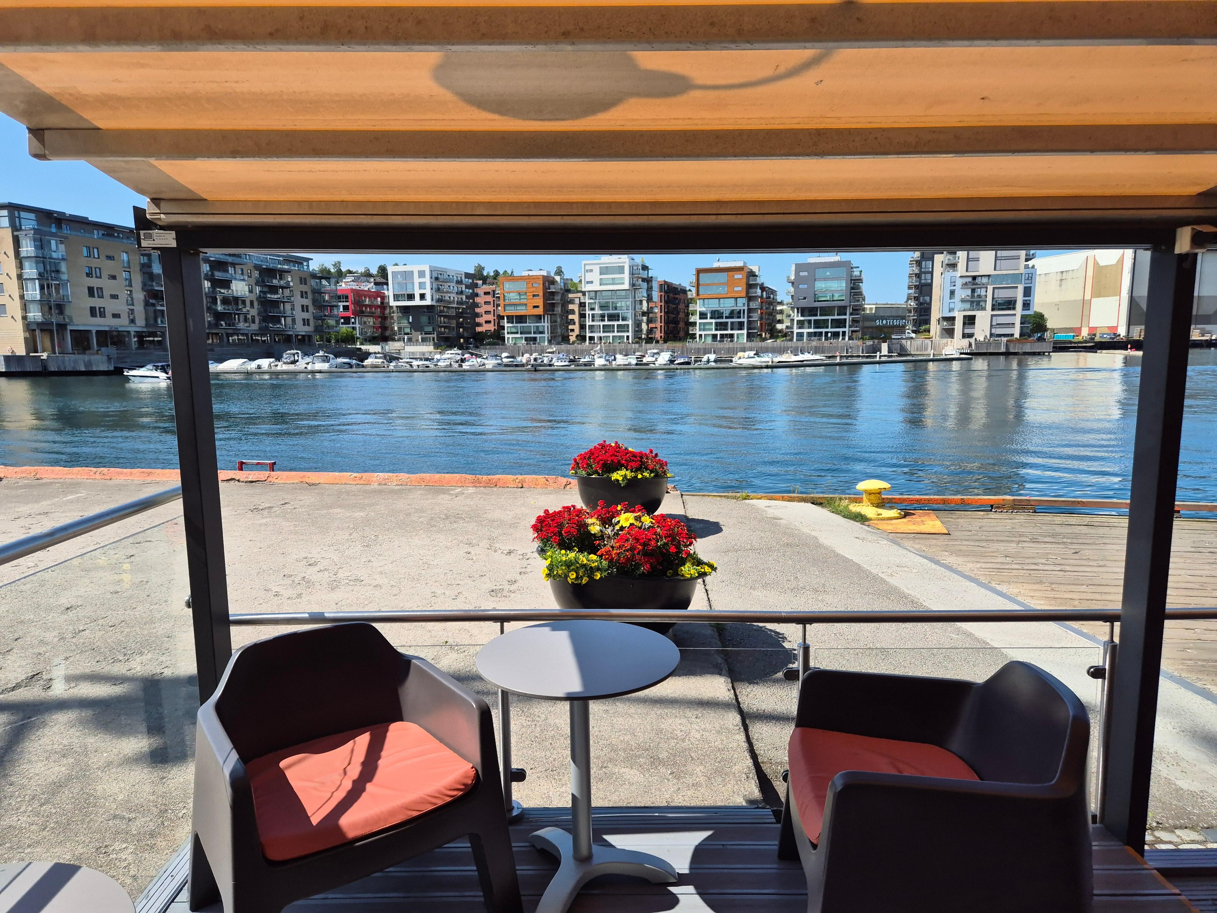 Utsikt fra uteplassen til Hotellet 