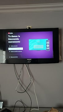 la tele se encendió y eso fue todo, no hubo manera de hacerla funcionar o apagarl, asi se quedó durante toda mi estancia.