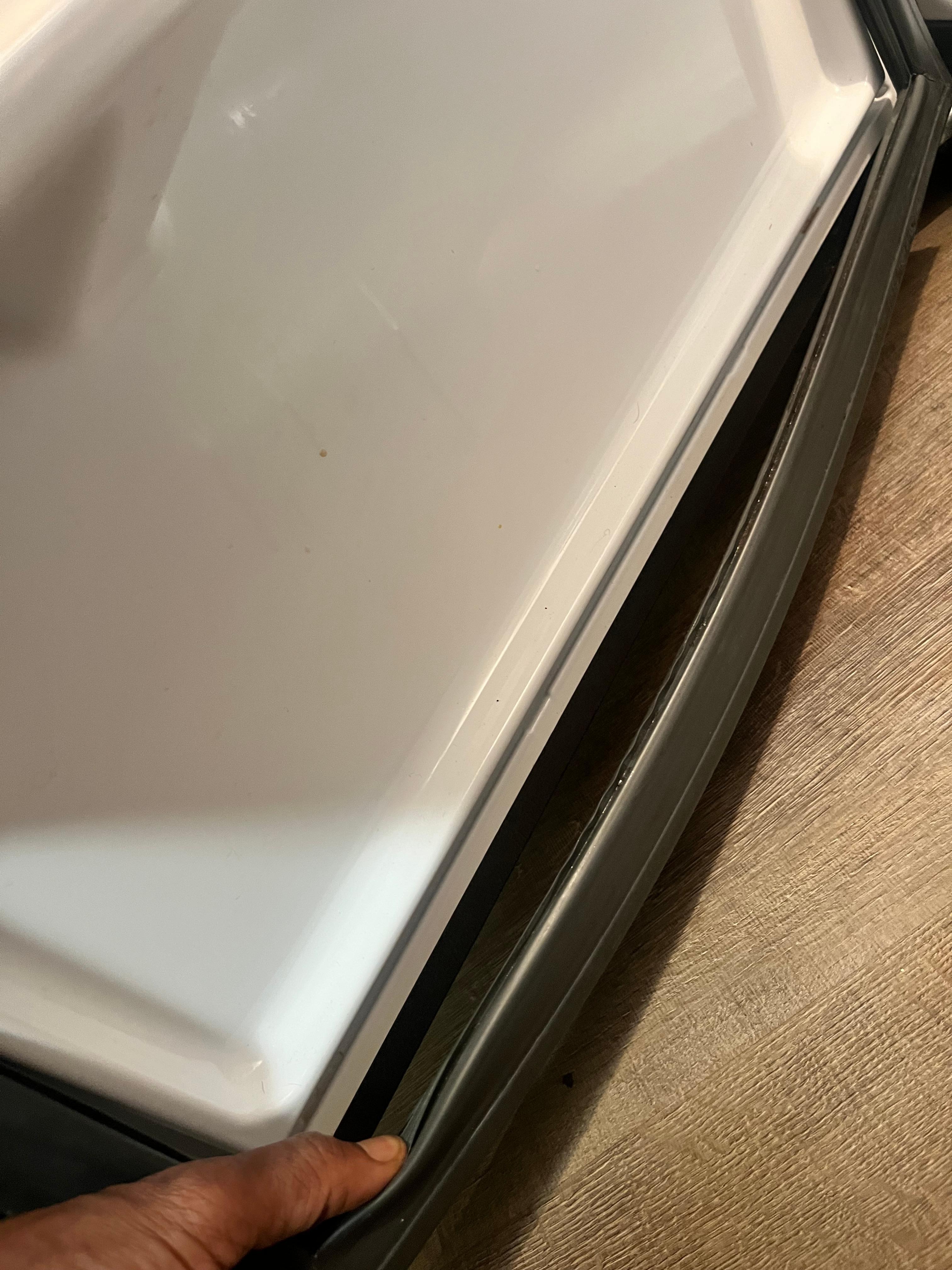 Door seal on refrigerator 