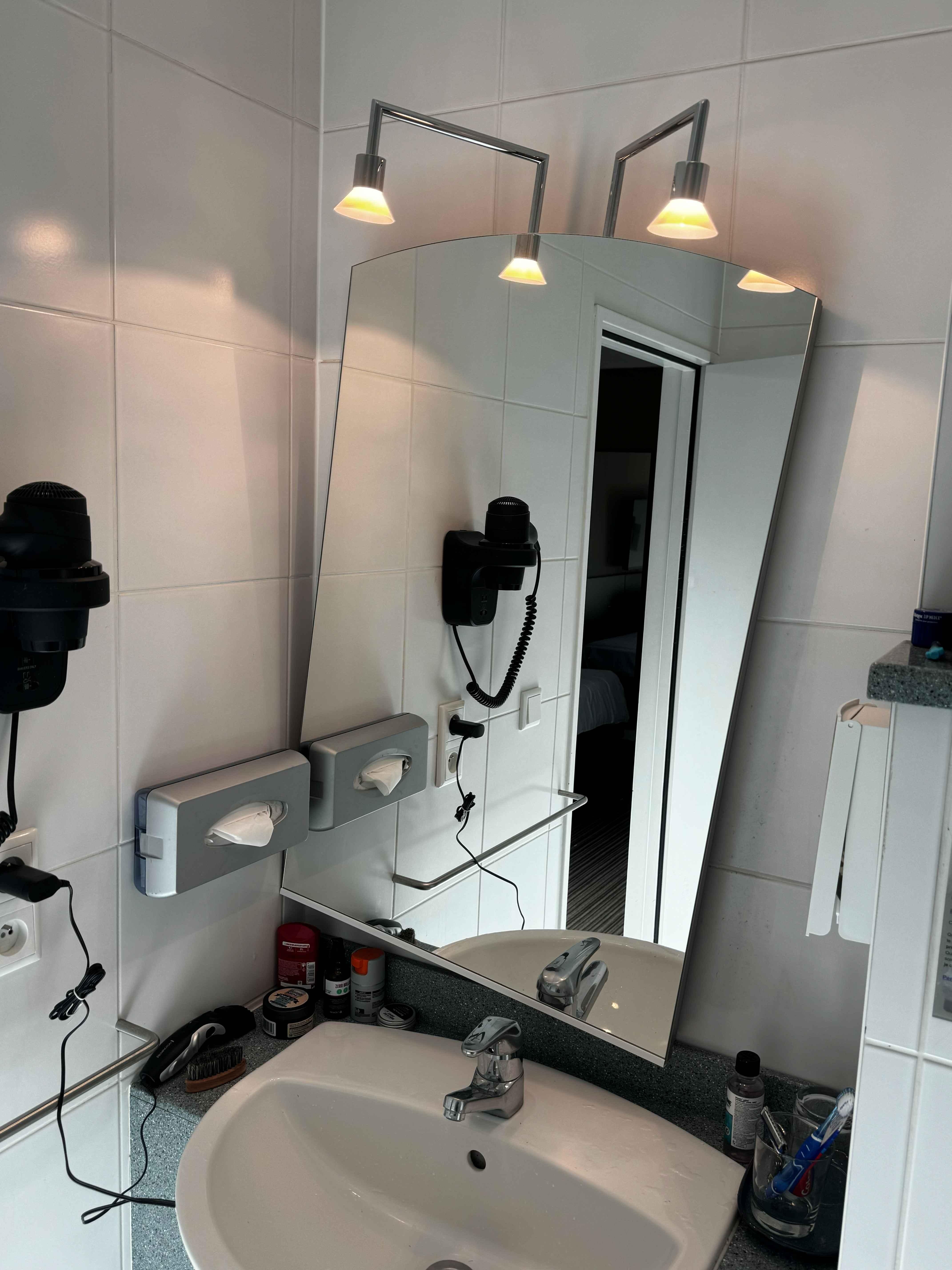 Bad mit eigenwilligem Spiegel