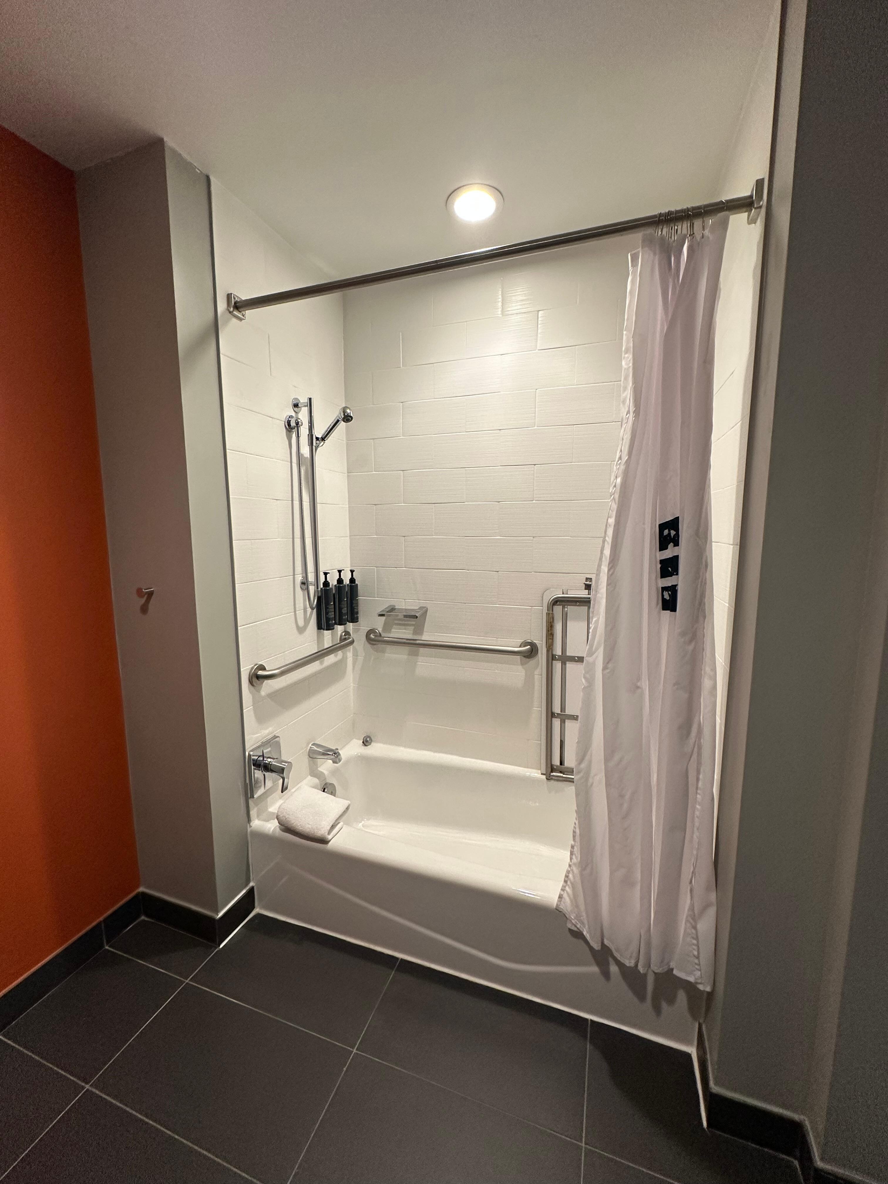 Big, spacious Bathroom