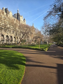 바로옆 공원에서 보는 전경이고 오른쪽으로 텀즈강이 있습니다. 장소가 아주 좋아요.