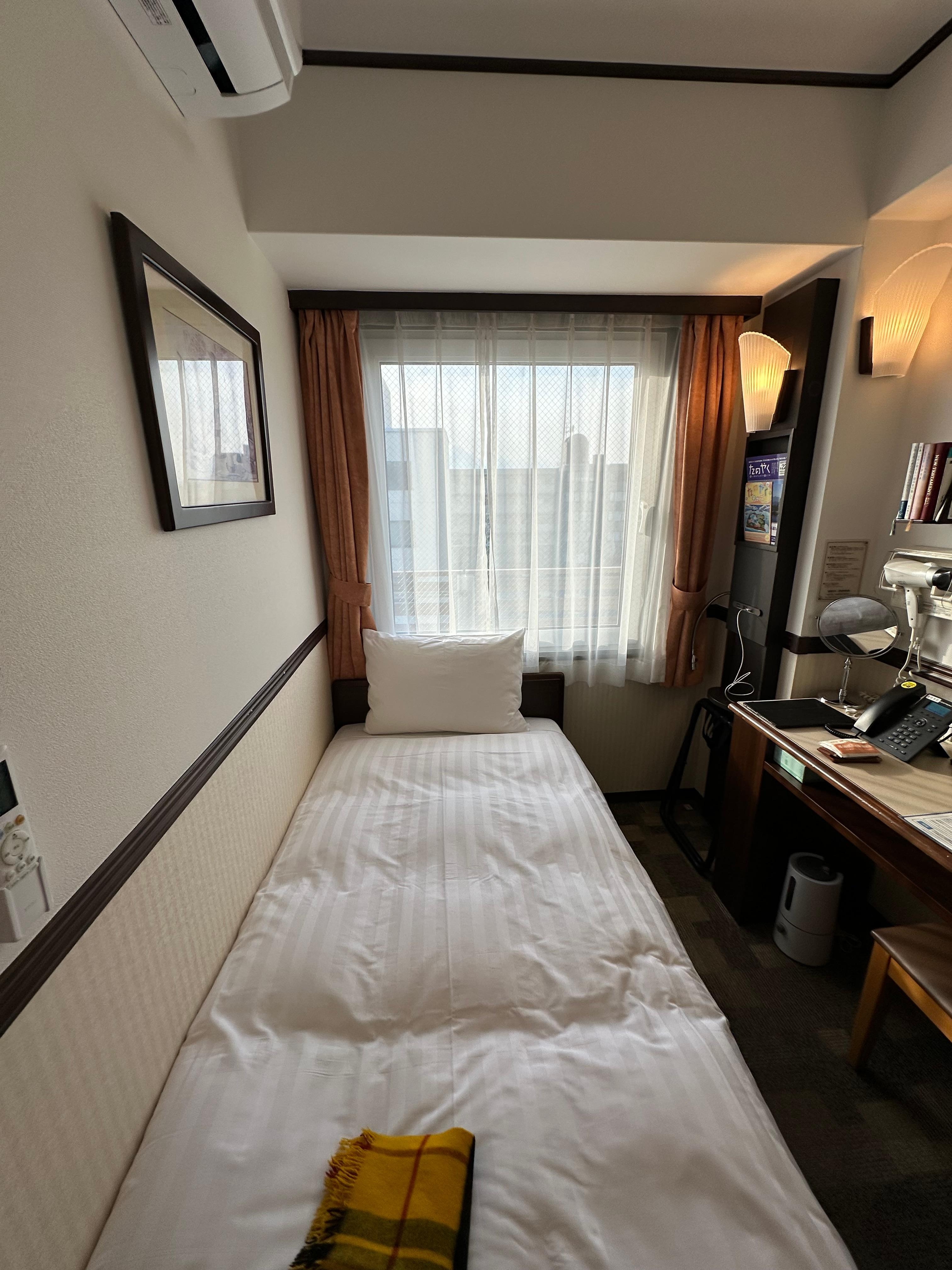 二人部屋ですが 、シングル部屋二つに共同のバスルームがある、という不思議な部屋、ドアを入ると左右にこの写真の部屋があって、各々ベット、デスク、テレビ、冷蔵庫、などがあります。これは右の部屋。