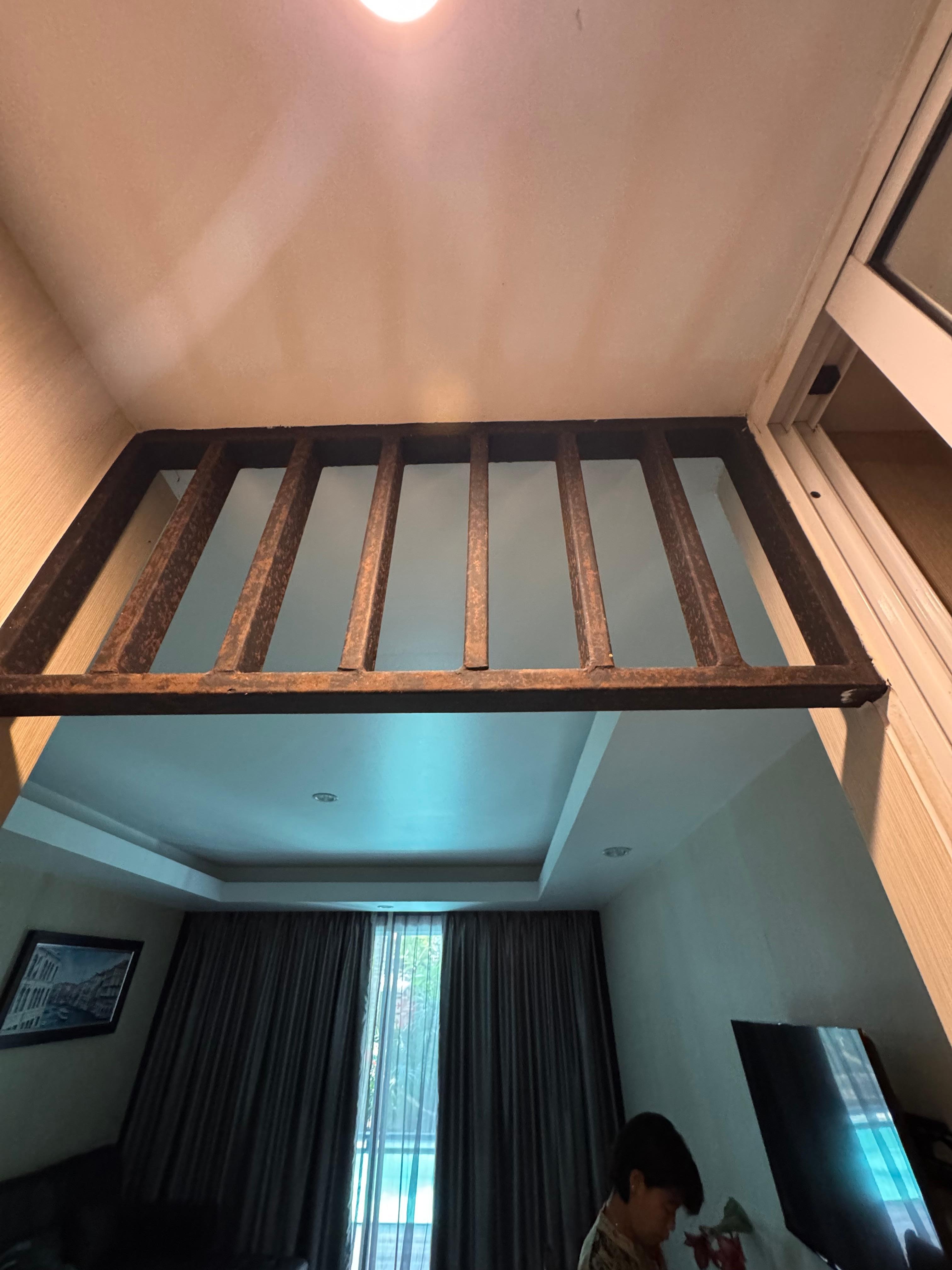 Espèce de séparation en acier rouillé entre le couloir d’entrée est la chambre 