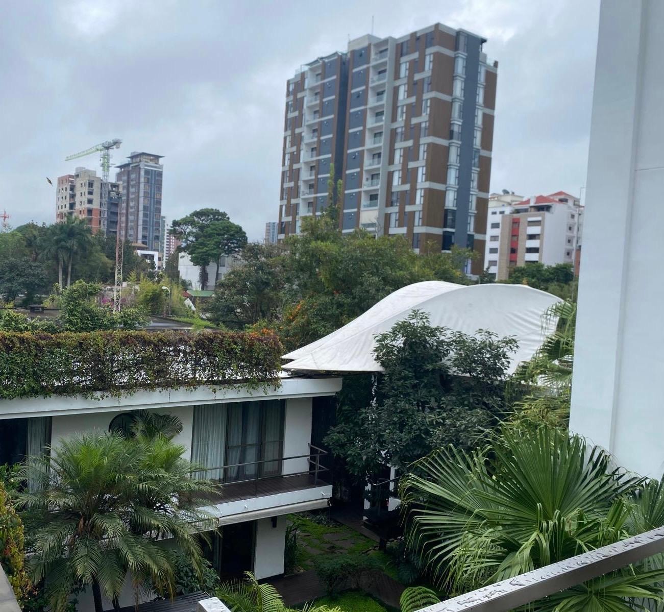 L’hôtel avec son patio, sans compter le petit déjeuner en terrasse traversante (un must) et les différents aménagements de détente près de l’accueil.
Beaucoup de charme