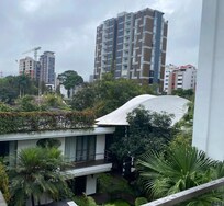 L’hôtel avec son patio, sans compter le petit déjeuner en terrasse traversante (un must) et les différents aménagements de détente près de l’accueil.
Beaucoup de charme