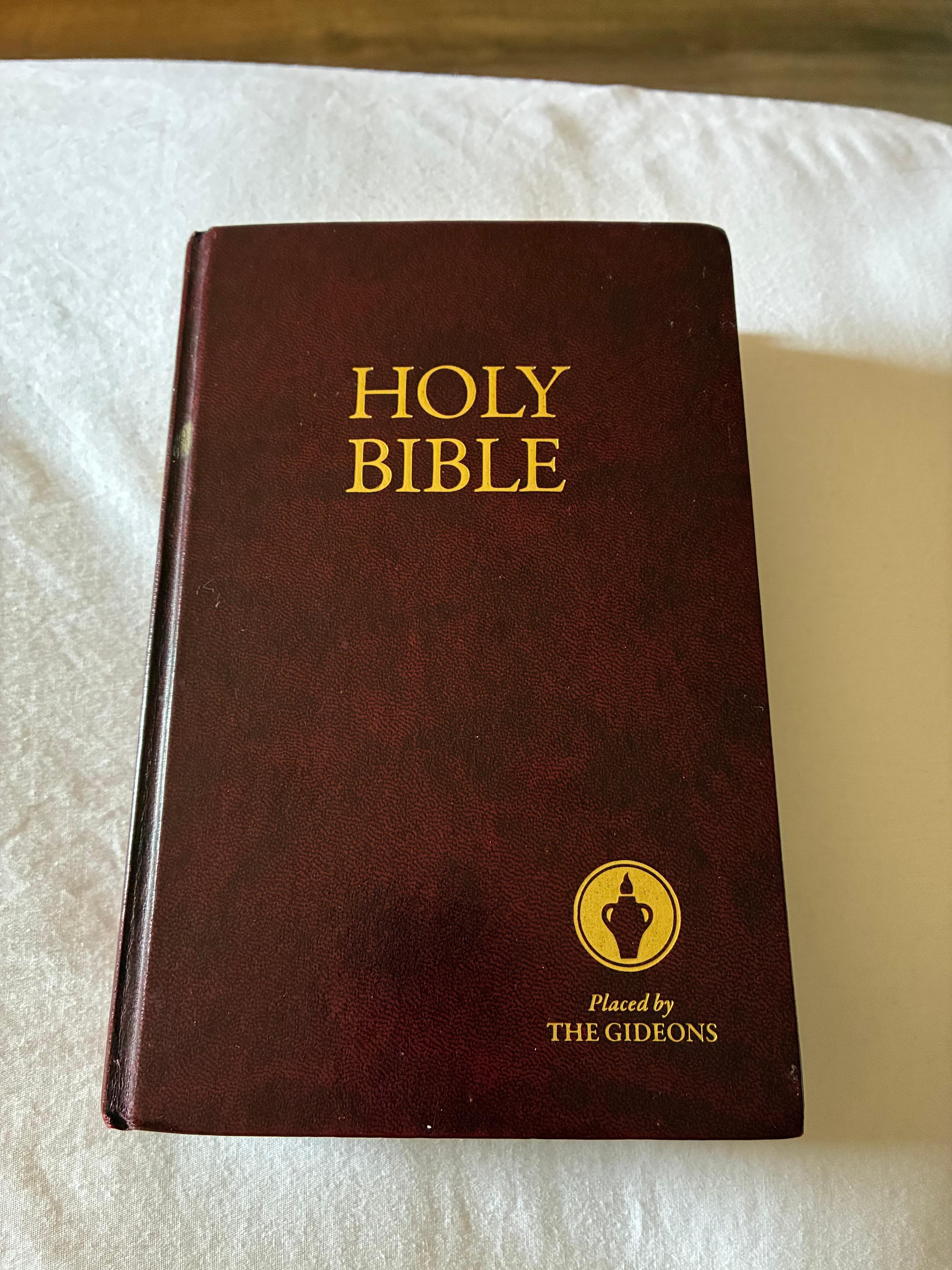 Oda da İncil mevcut ( :