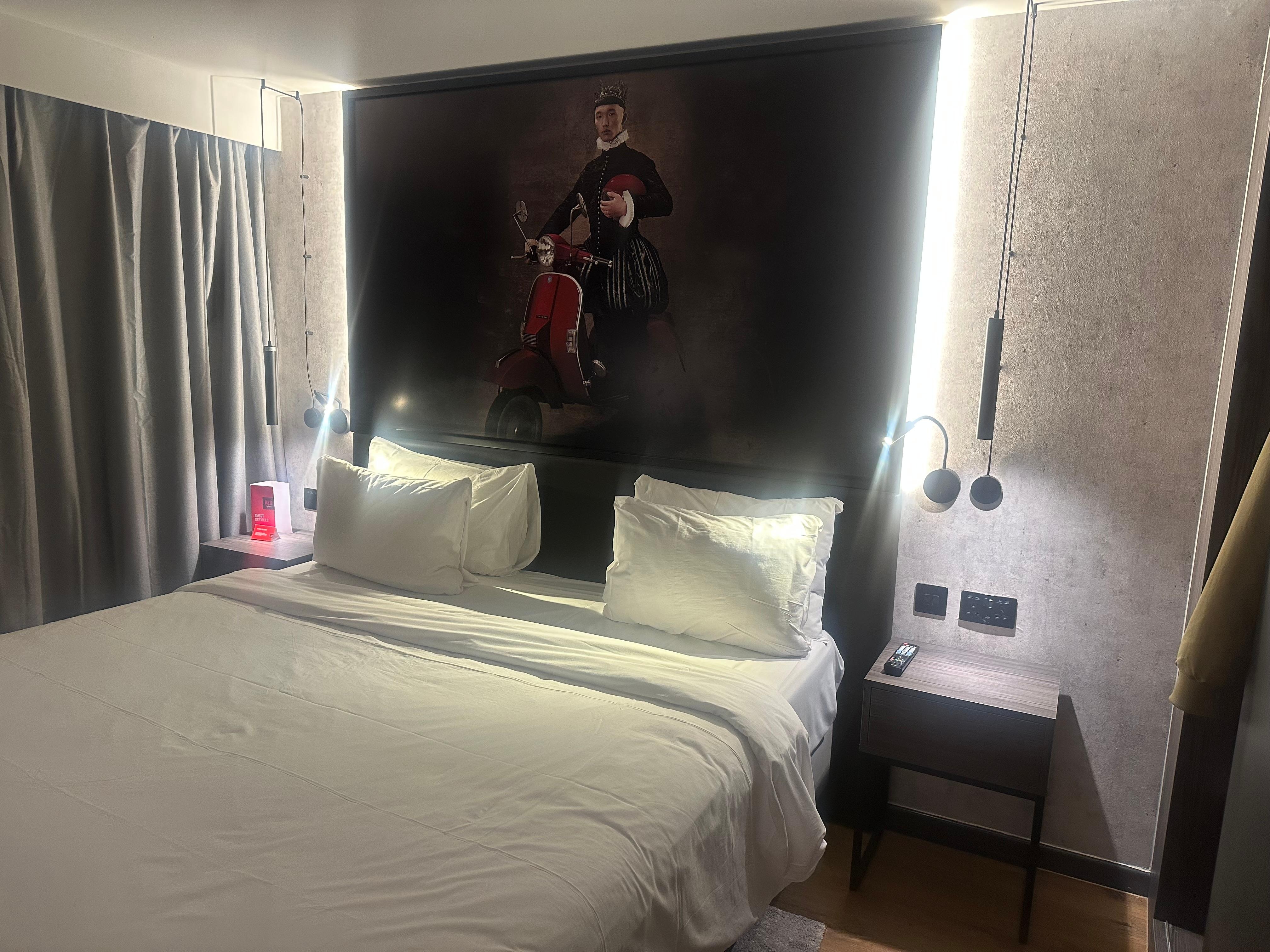 床頭張相畫令我有少少不安感覺