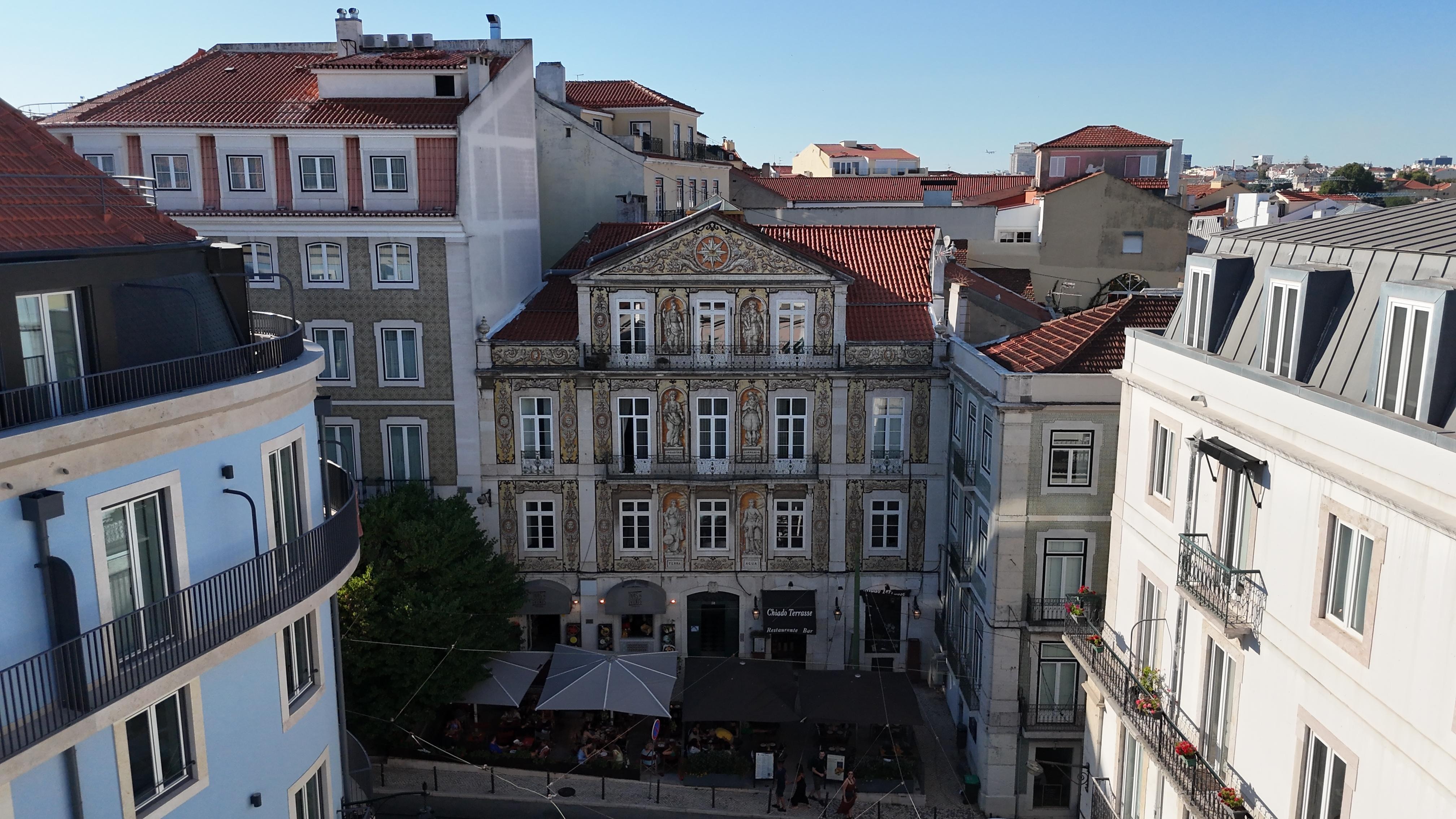 Vista do predio ao alodo do hotel