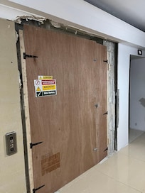 Bara en hiss var i funktion.