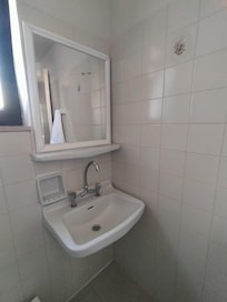 Lavabo et miroir d'un autre âge