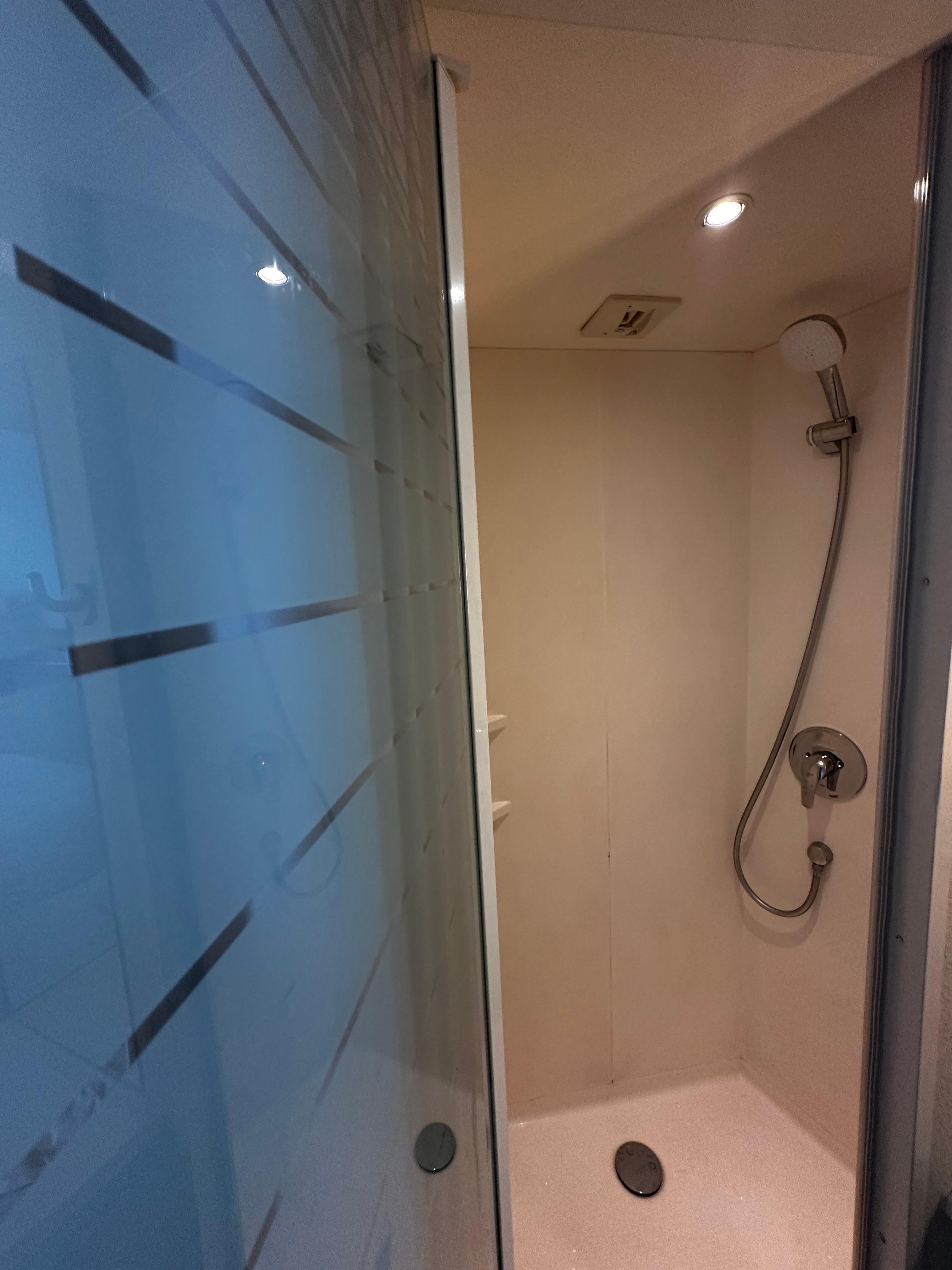 Banho, menor que de um Motorhome ( Ruim ) . 