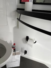 Le papier toilette sous le meuble, quelle bonne idée!