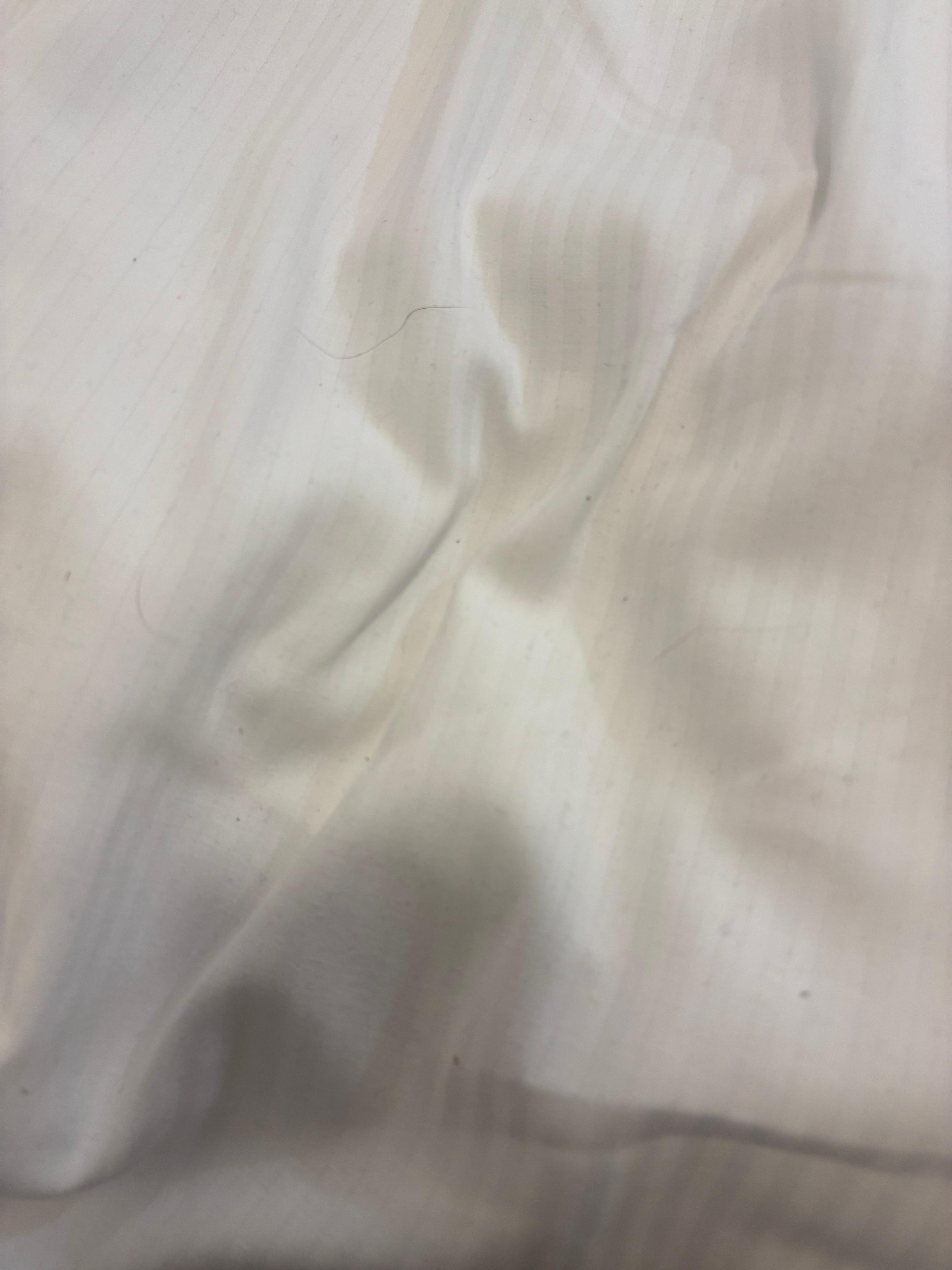 Beskidt sengetøj ved ankomst