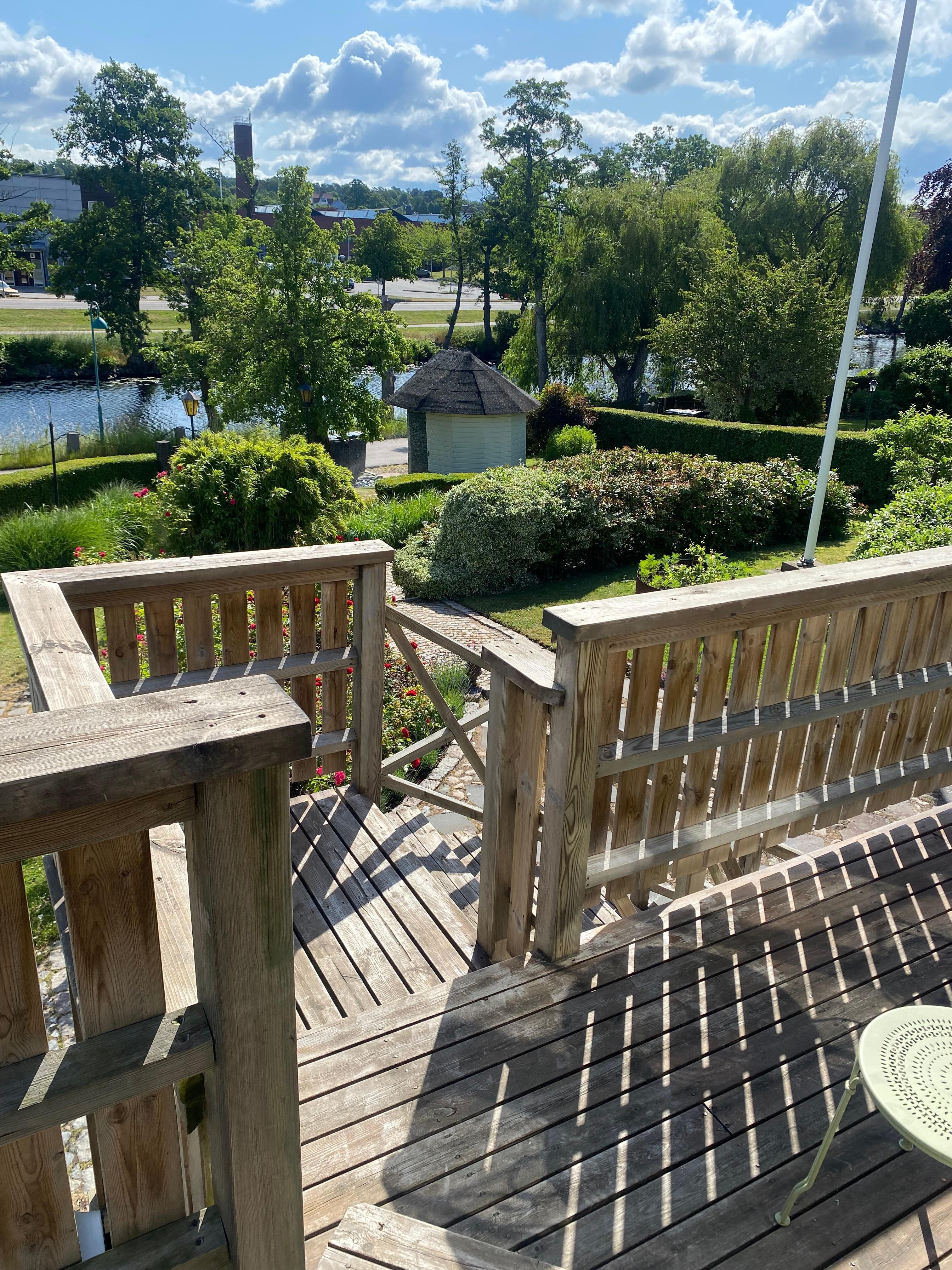 Bild från altan där det finns bord o stolar