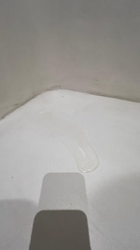 Flaque de gel douche dans le bac de douche