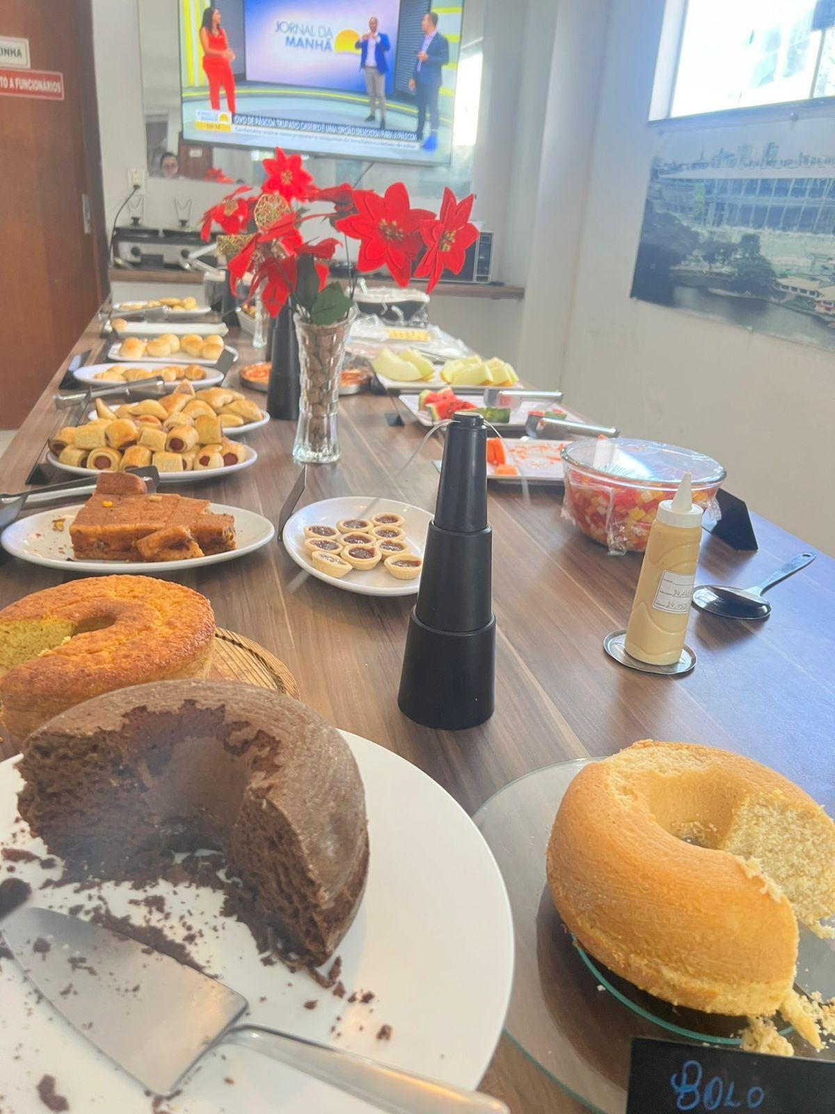 Poucas opções de frutas. 