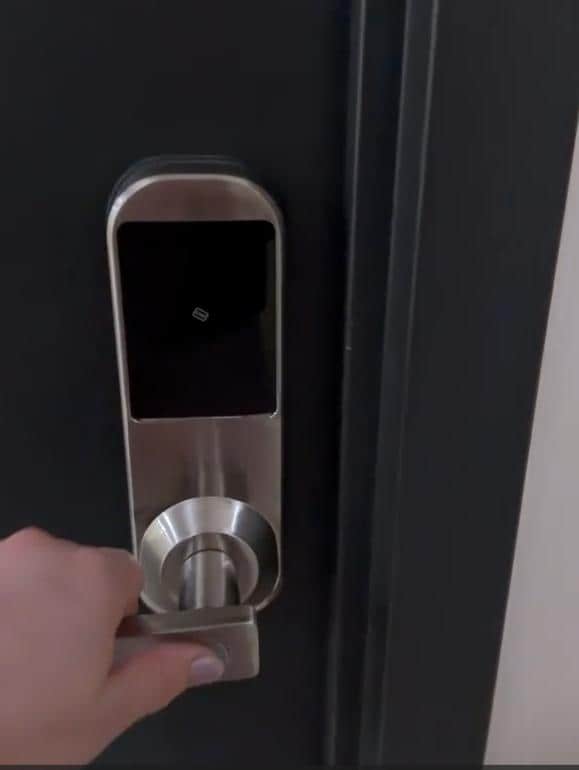 fechadura digital em todos os quartos
