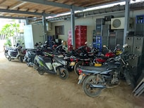 Skootteriparkki vasemmalla näkyvän ikkunamme alla. Toinen ikkuna sisäpihalle oli saman kokoinen.