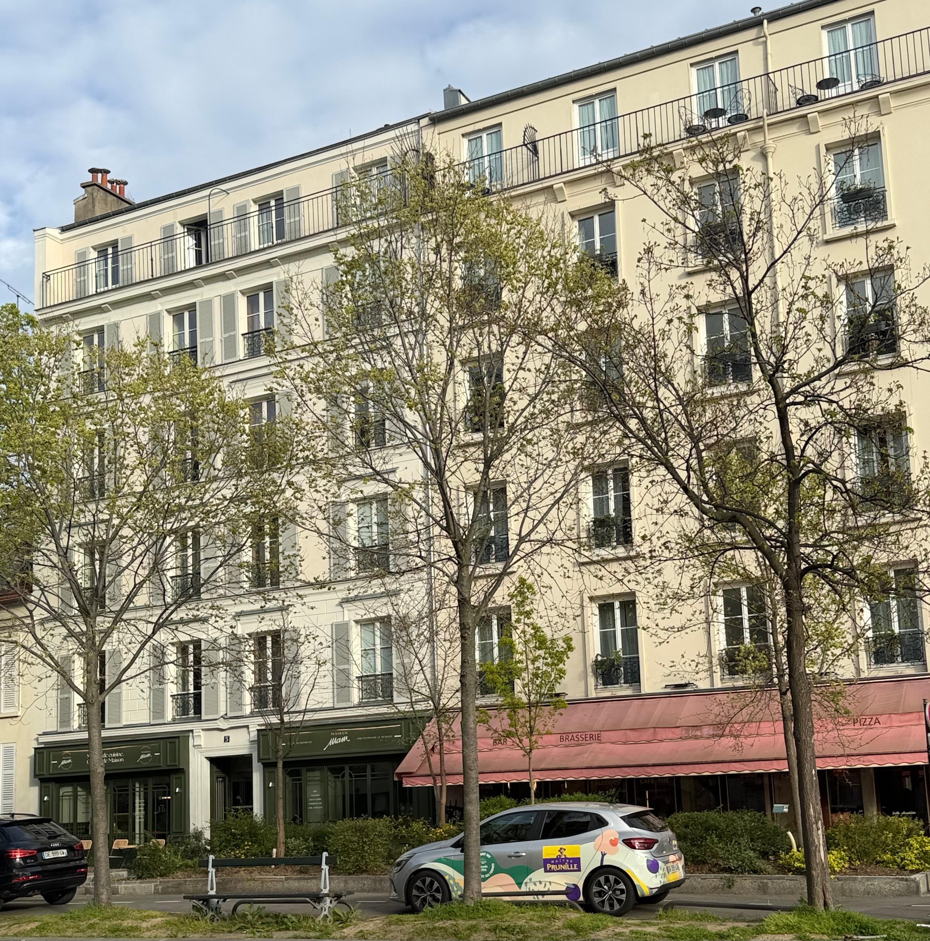 La Trêve is in a very pretty building, but the street arrangement means that taxis/Ubers can't pick you up there.
