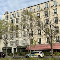 La Trêve is in a very pretty building, but the street arrangement means that taxis/Ubers can't pick you up there.