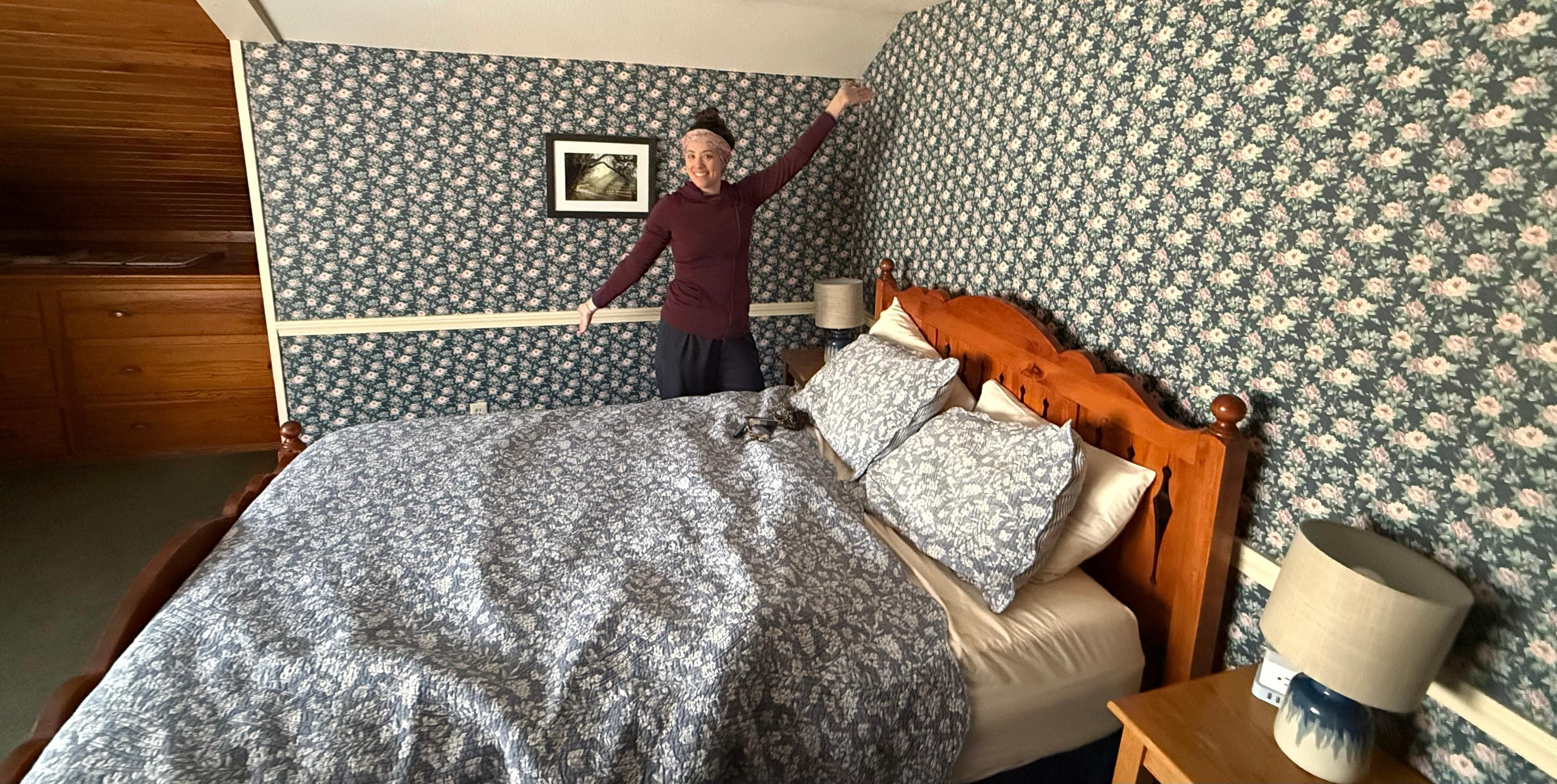 Dorthy Draper Approved! Nice and cozy. Comfortable bed! 