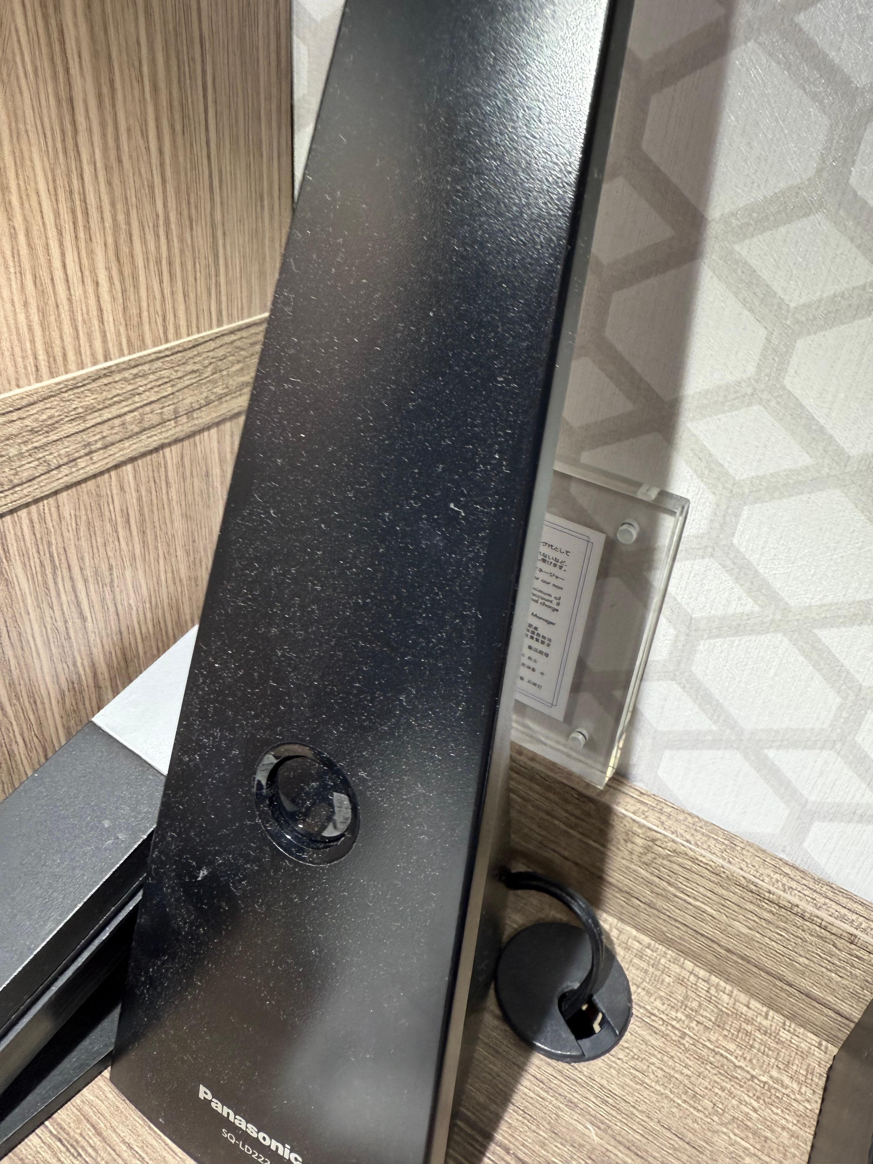 枱燈打開後滿是塵