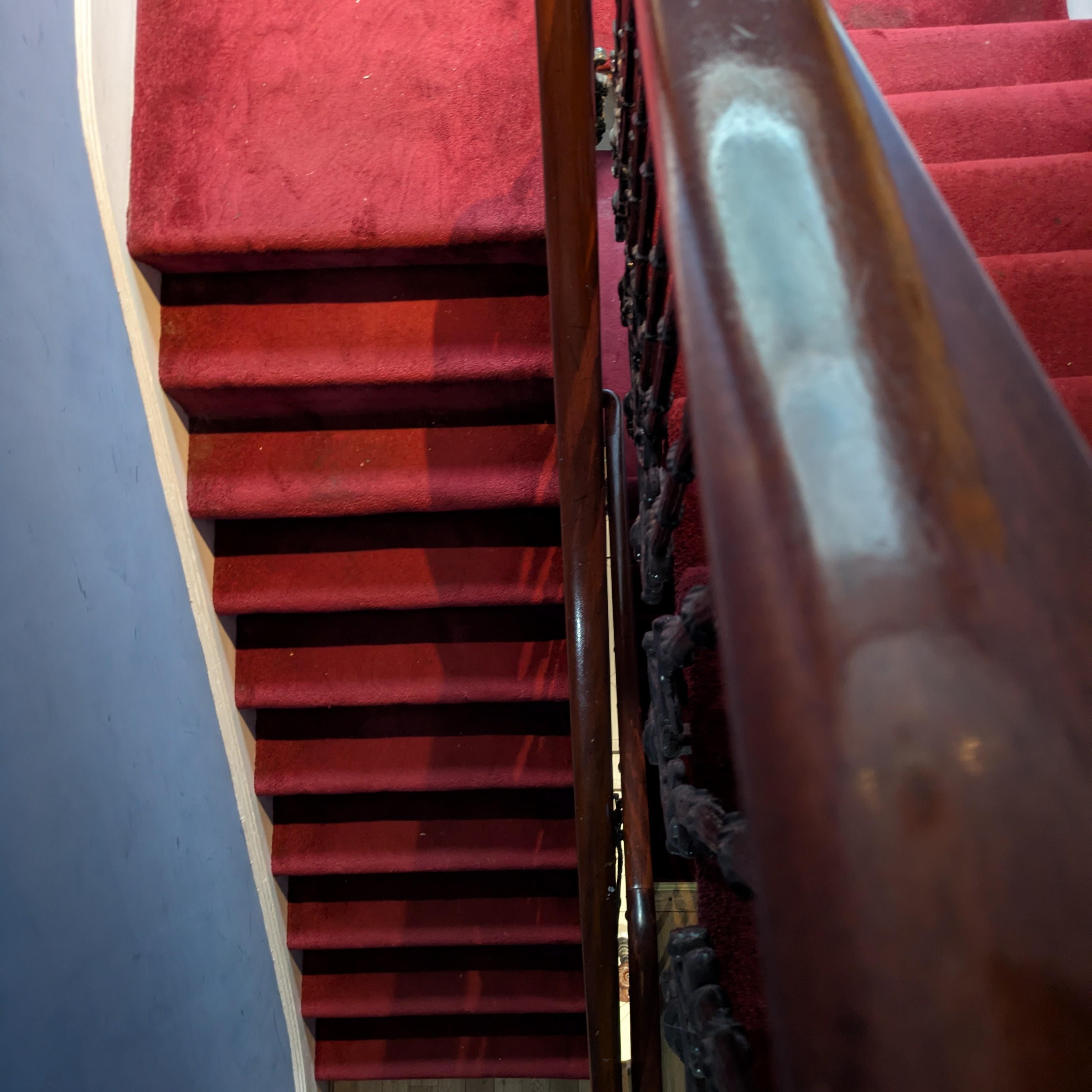 狭くて急な階段