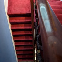 狭くて急な階段