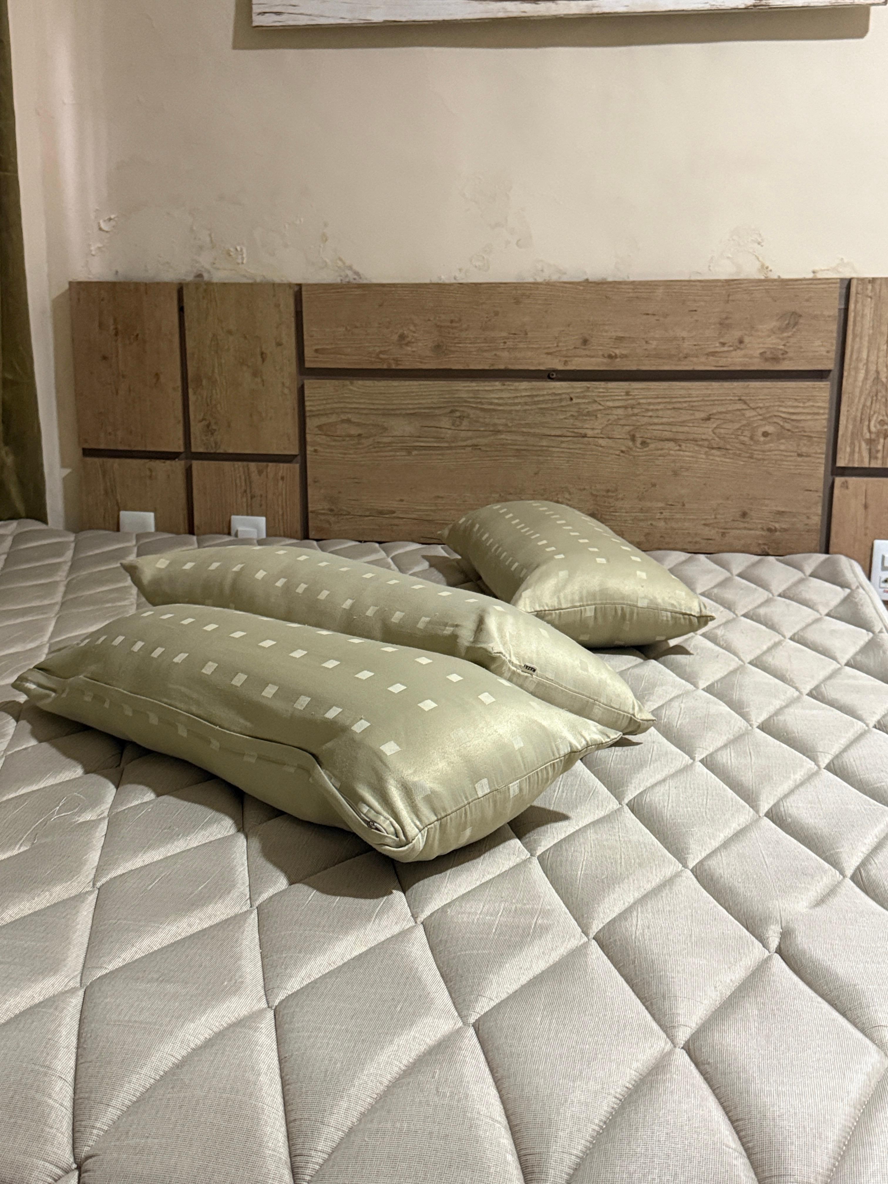 Cabeceira da cama com muito mofo