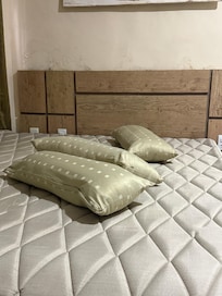 Cabeceira da cama com muito mofo