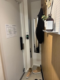 玄関は靴2人分がやっとくらいの小さな台形でした。