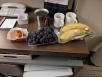 近くでおやつを買ってコーヒータイム。