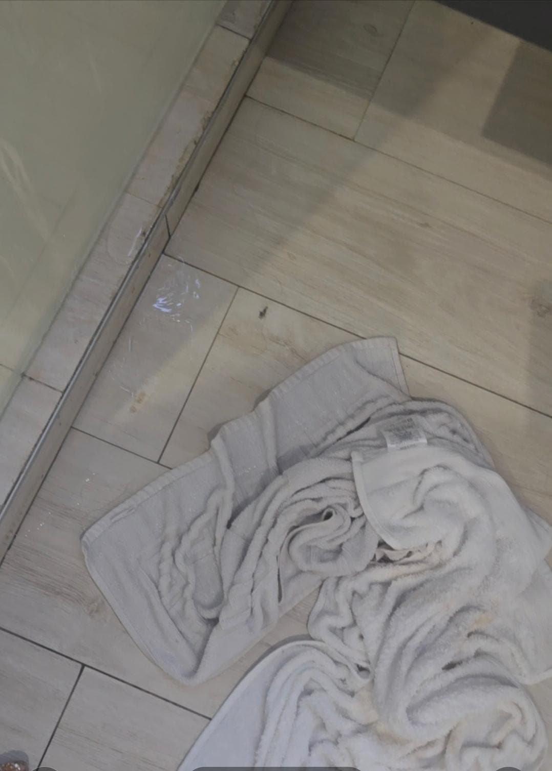 Pour ne pas glisser sur la flaque d’ eau  j’ ai dû utiliser les serviettes comme support