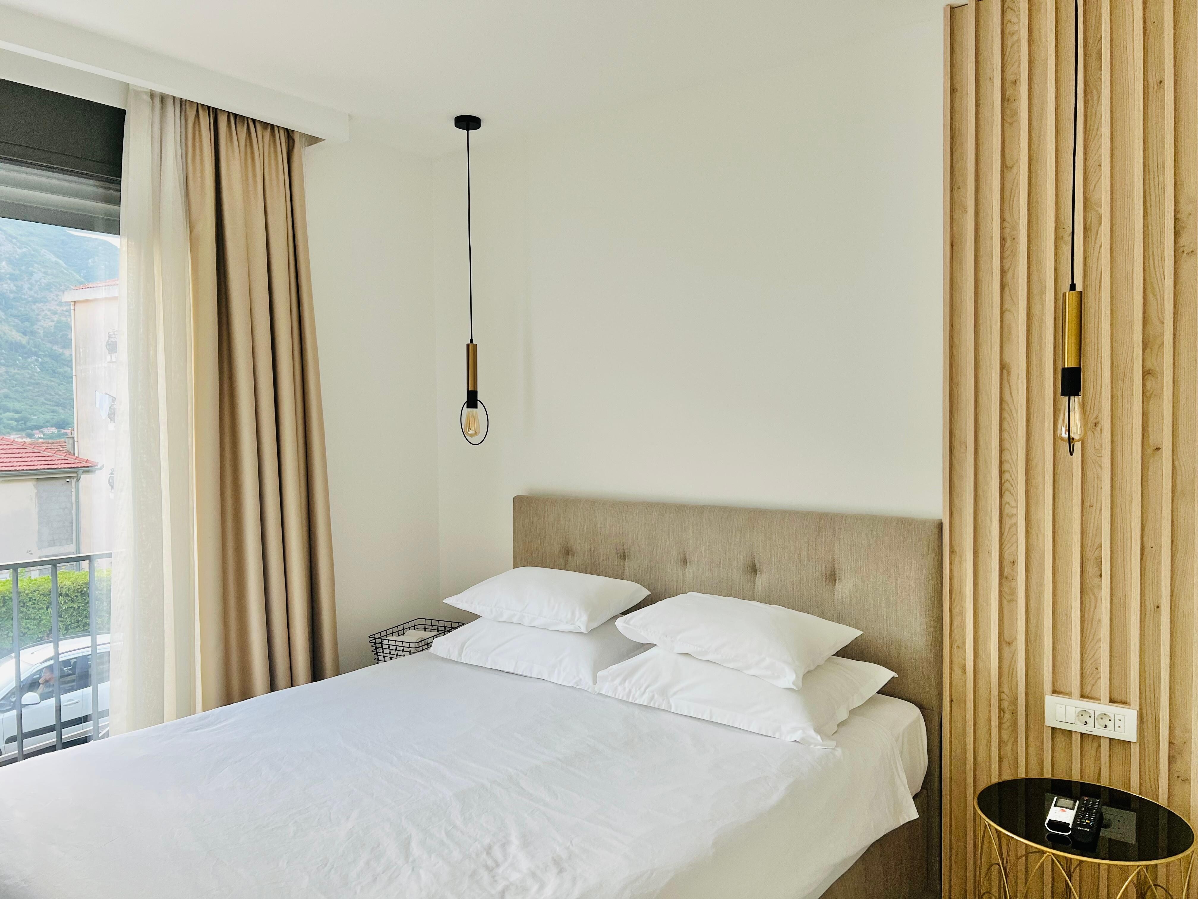 bedroom area with the queen size bed