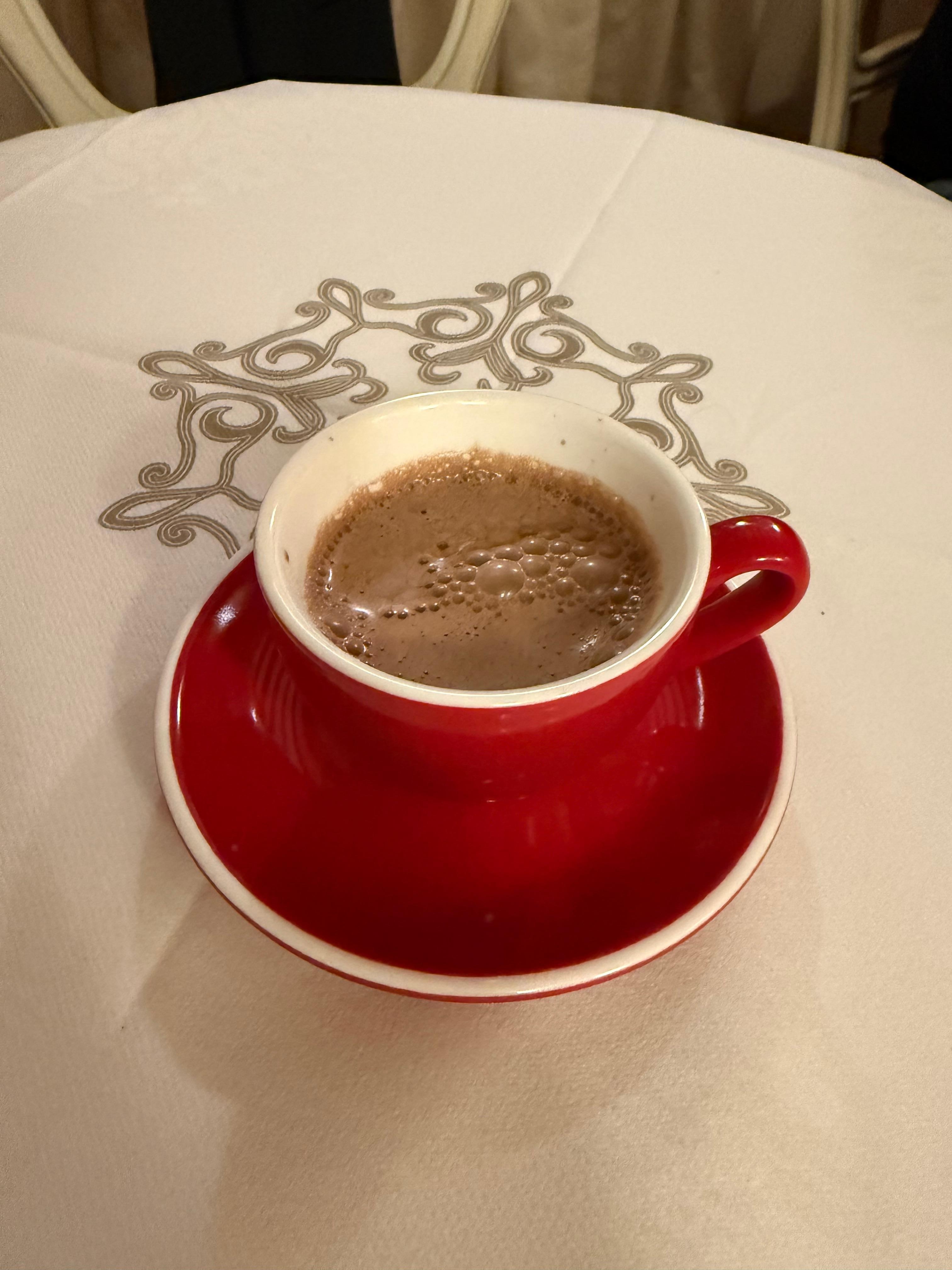 Na recepção tem café, chocolate quente e cappuccino a disposição. 
