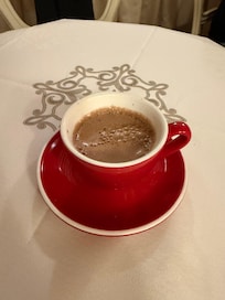 Na recepção tem café, chocolate quente e cappuccino a disposição.