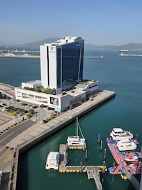 본 건물에 가려서 오른 쪽
전경과 바다의 파노라마 이어지지 않아 답답했음