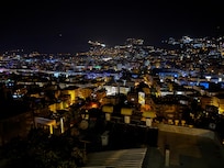 Näkymä yöllä huoneen ikkunasta