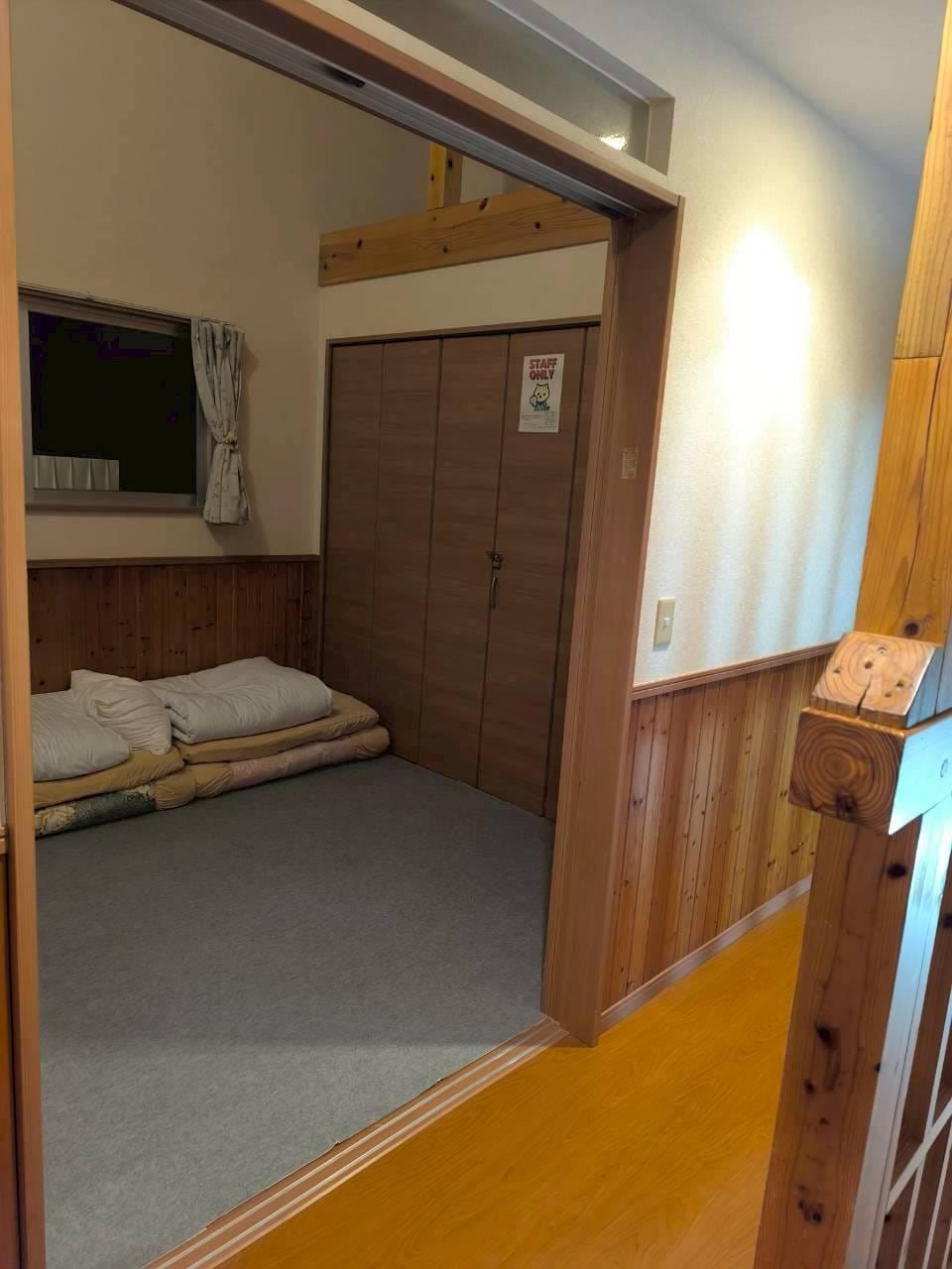 孩子們很喜歡在這個空間聚在一起玩，樓下大人在煮飯聊天，二個空間的距離剛剛好。