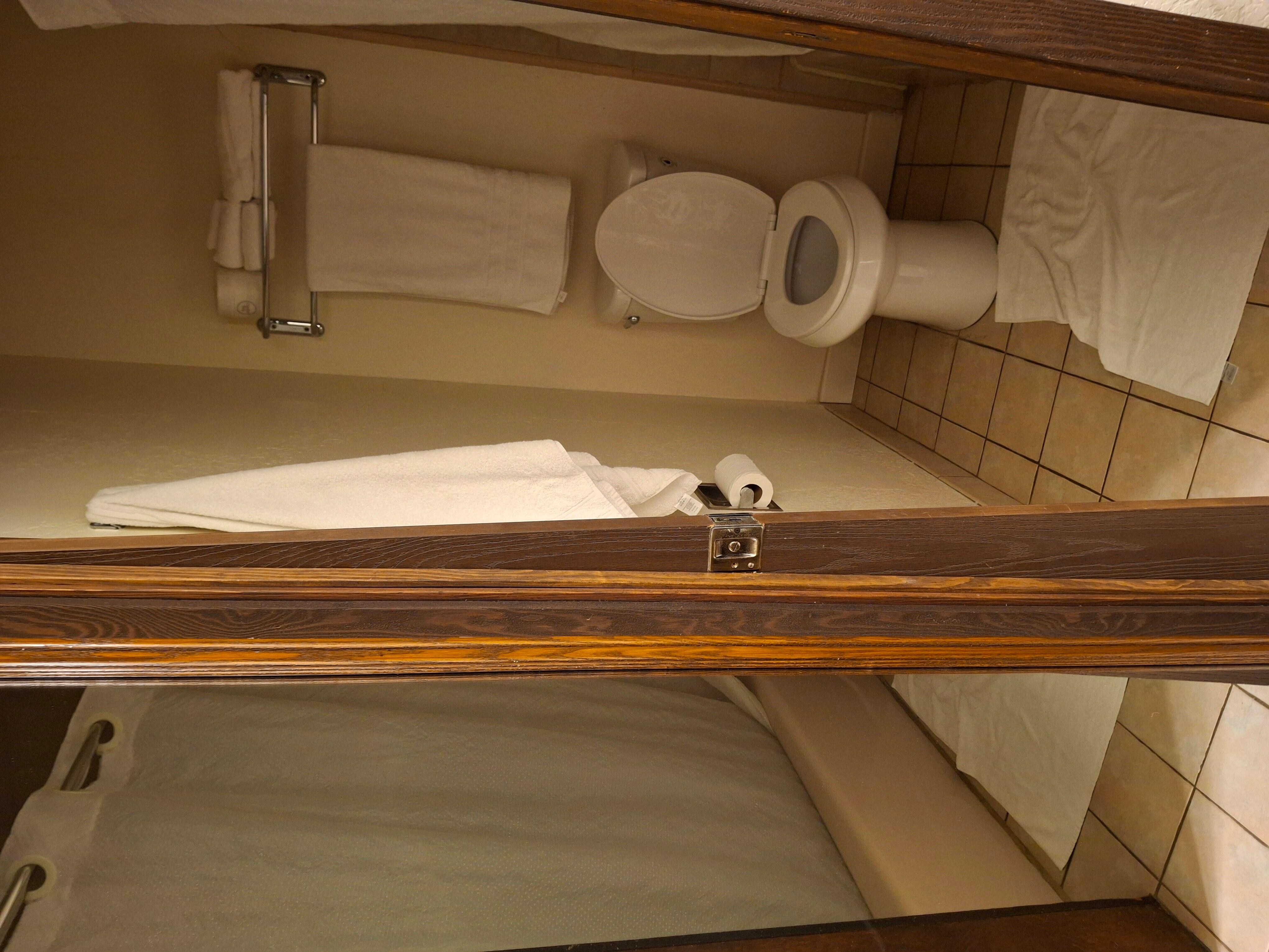 This pocket for to the bathroom was hard to slide and did not close all the way