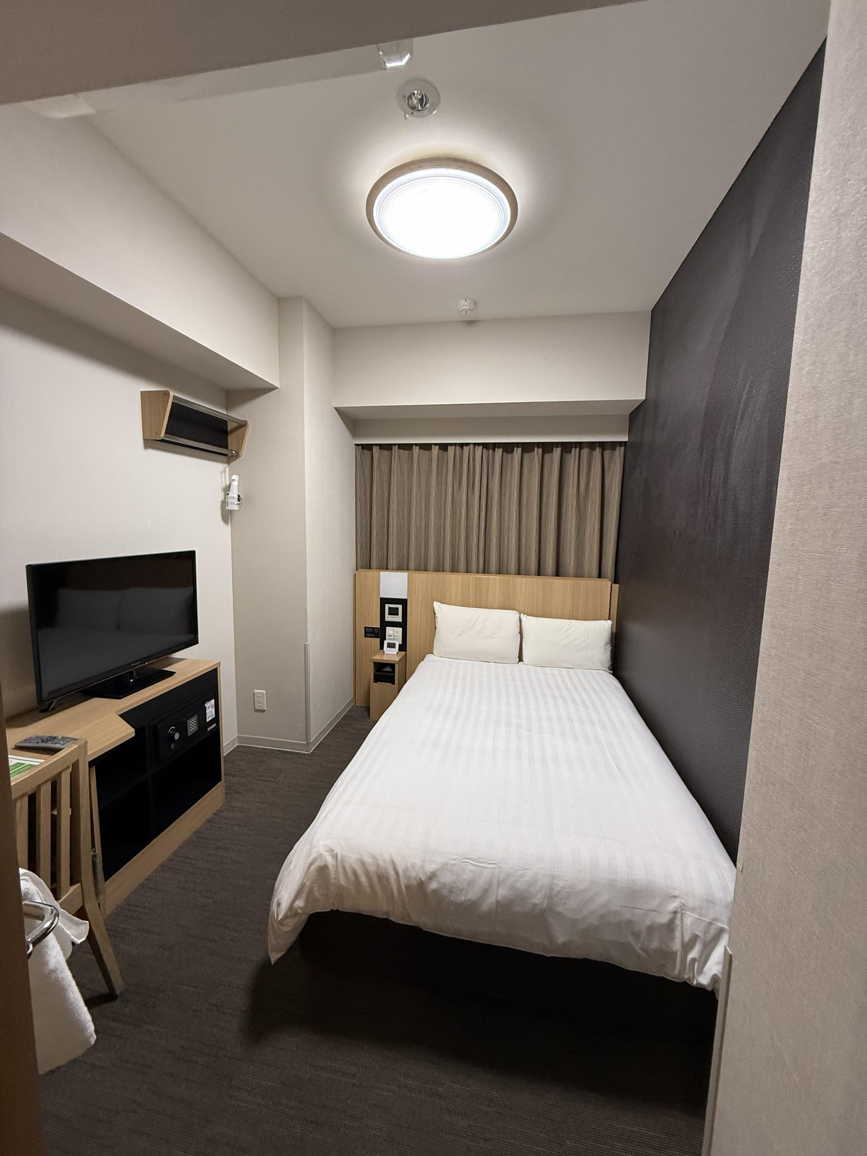 Room – overall view Compact but functional.
Luggage can be placed between the wall and the desk on the left side of the bed.