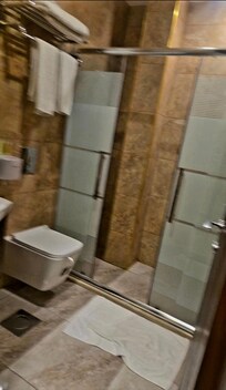 New clean bathroom