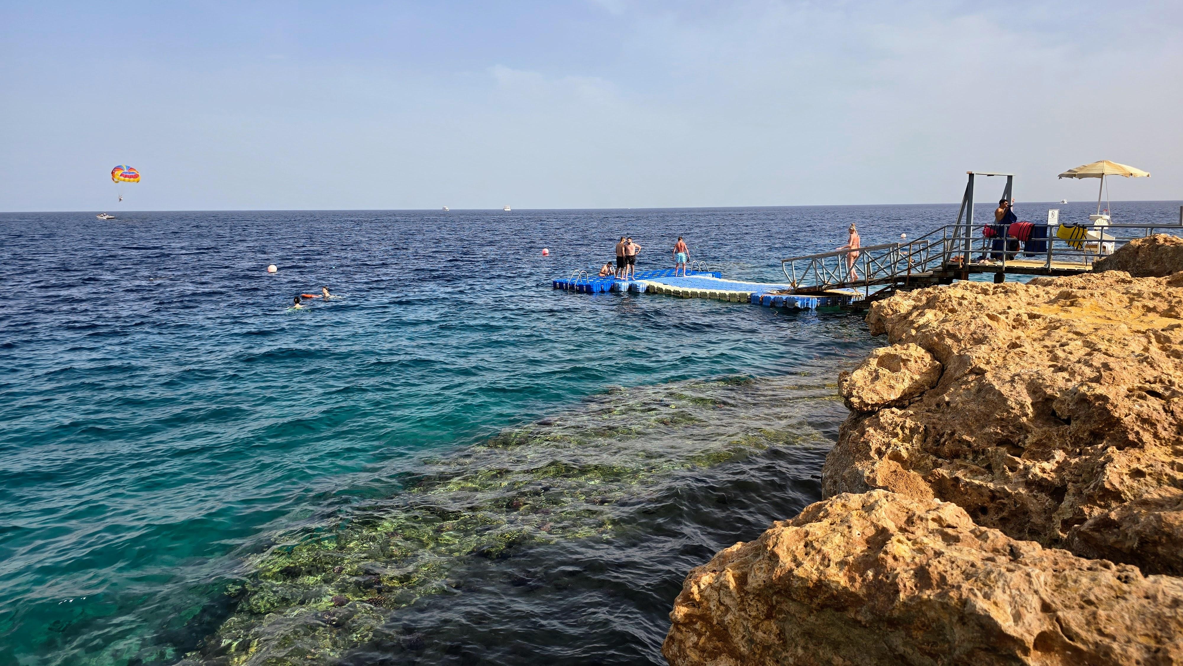 En av badebryggene hvor en kan snorkle fra. NB: Ingen strand på hotellet, kun brygge. Men det er sand-område ved brygga for soling.